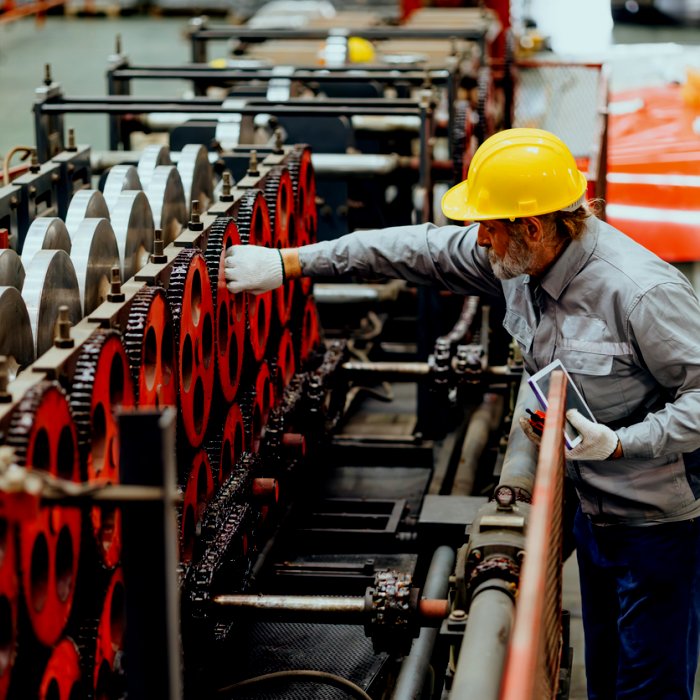 How CMMS Improves Cross-Functional Collaboration in Manufacturing